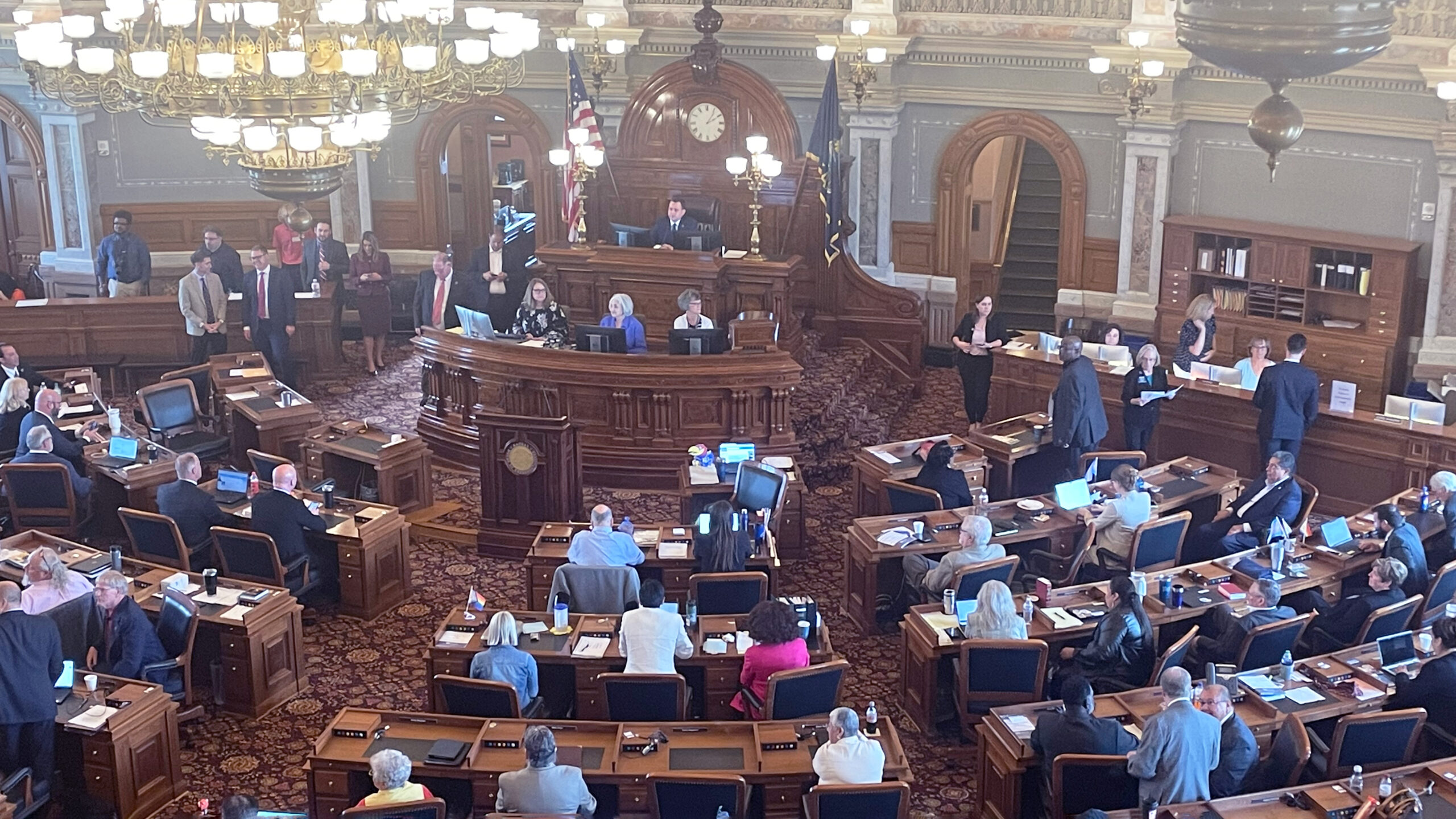 Legislature approves bill cutting individual income taxes; no business ...